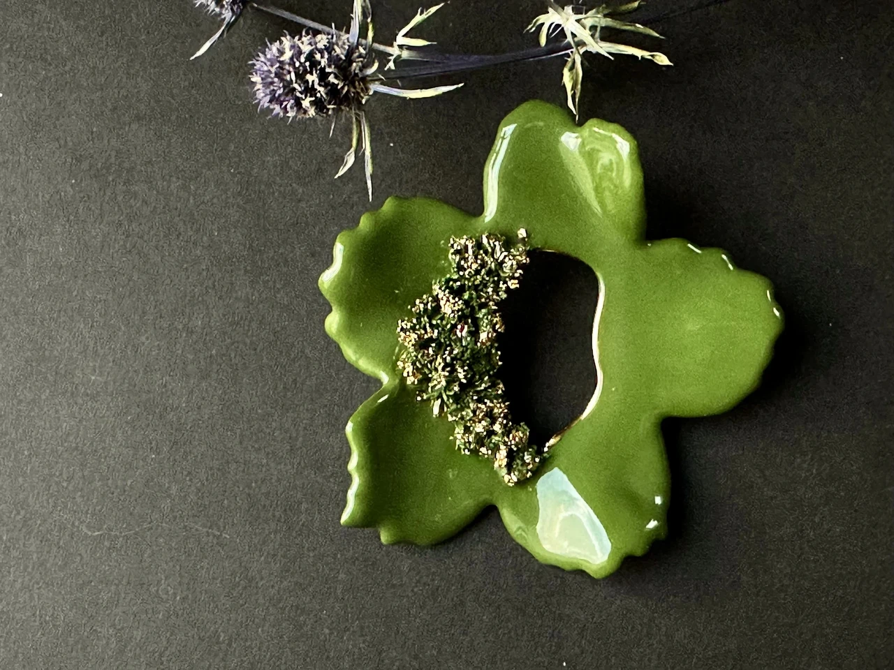 KityDisain – Portselanist mantlipross BLOMMA (särav roheline)